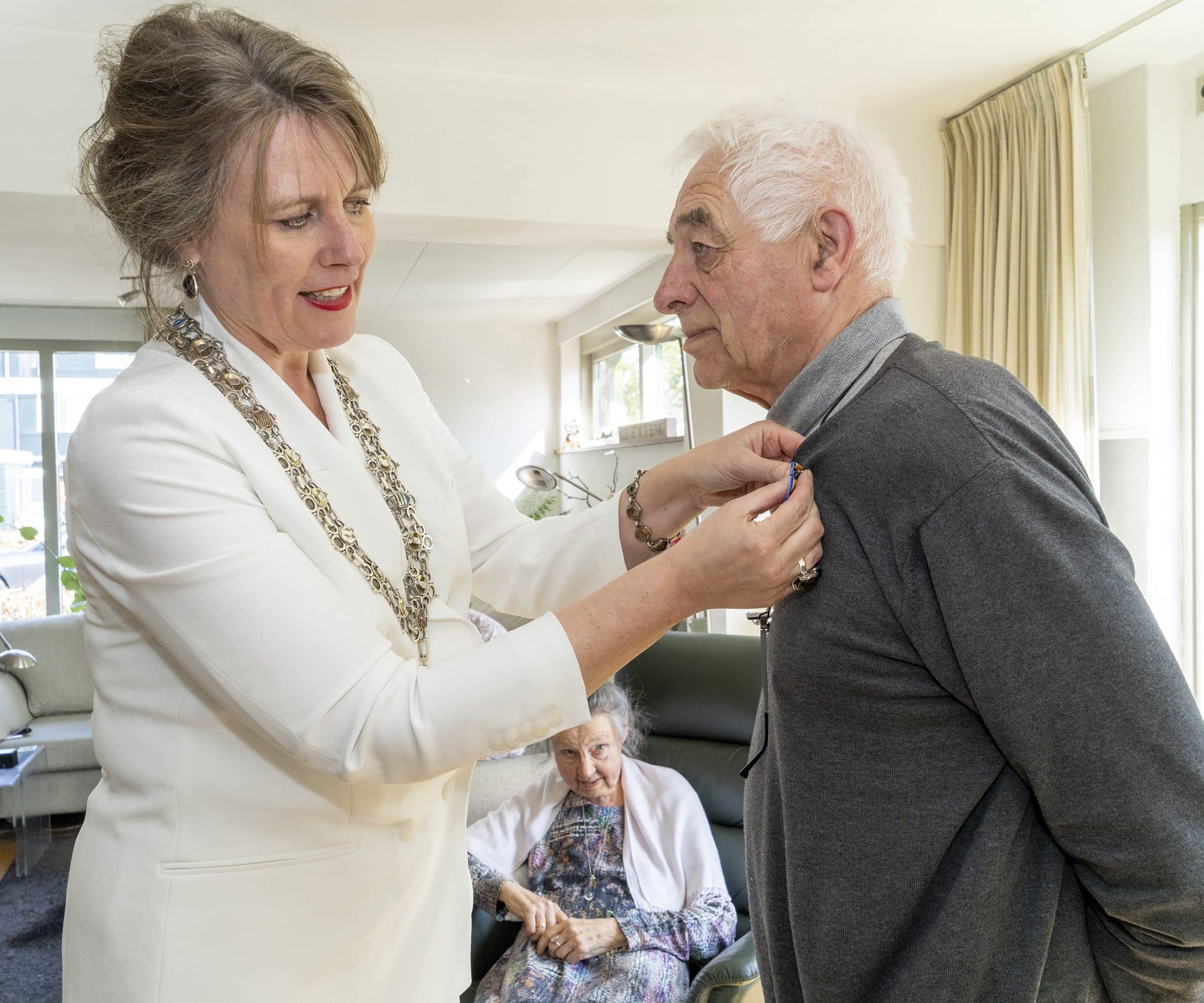 Stortbui aan lintjes tijdens de lintjesregen in Alkmaar - Gemeente Alkmaar